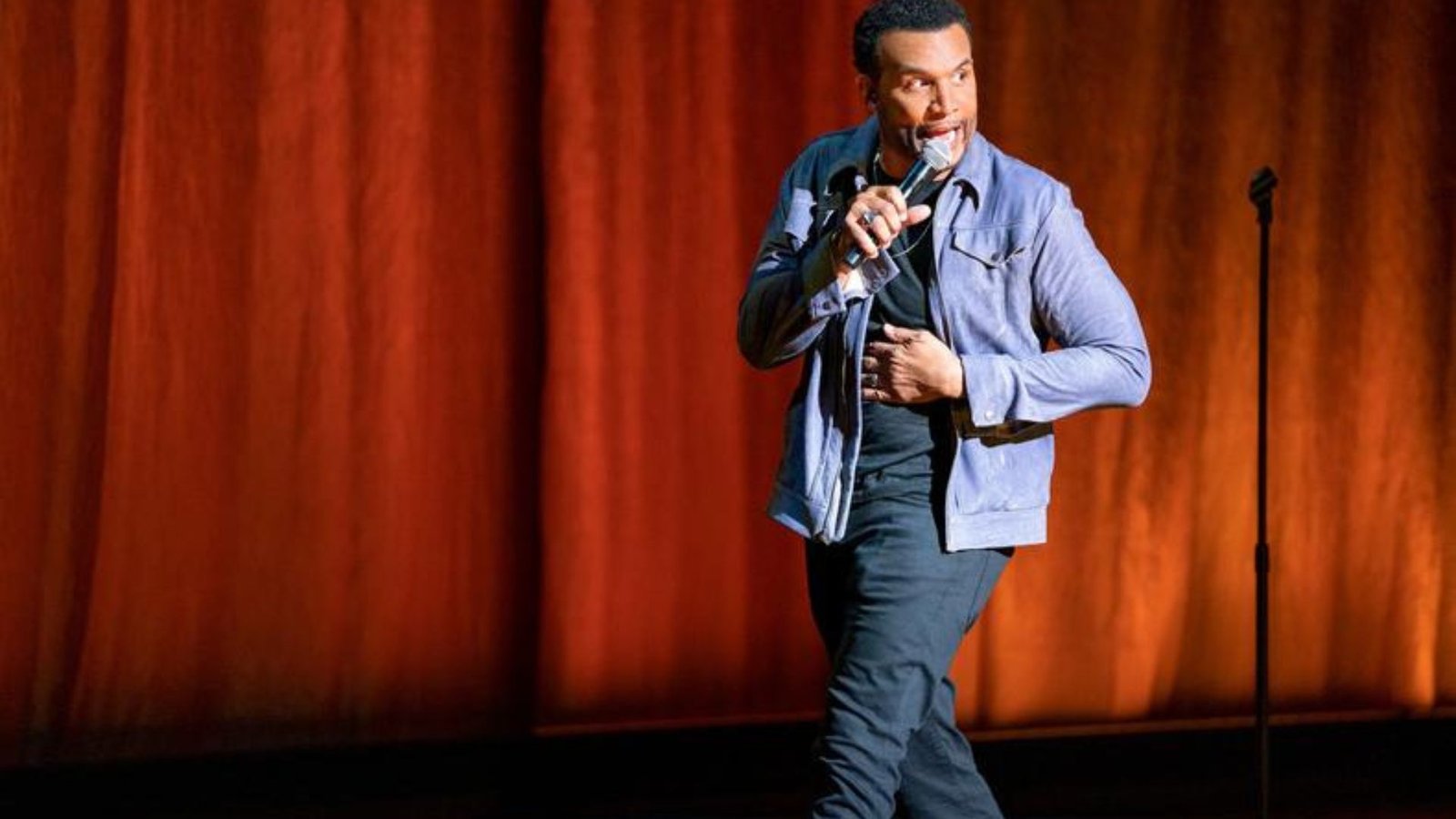 Top Qualities to Look for in a Professional Comedian
